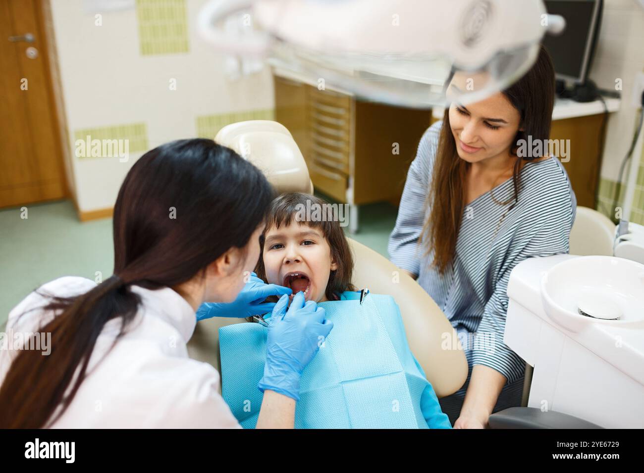 Dentist checking kid's teeth Stock Photo - Alamy