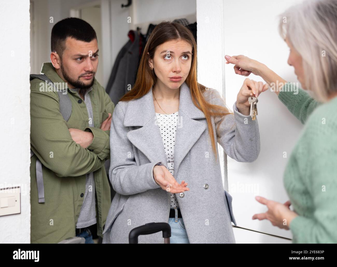 Family returning hi-res stock photography and images - Alamy