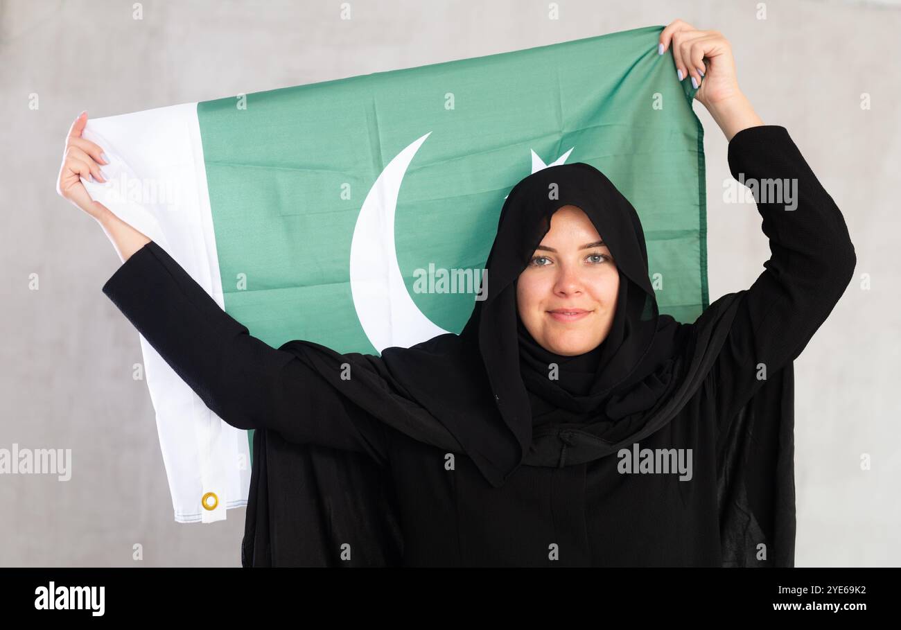 Pakistani woman in traditional clothes hi-res stock photography and ...