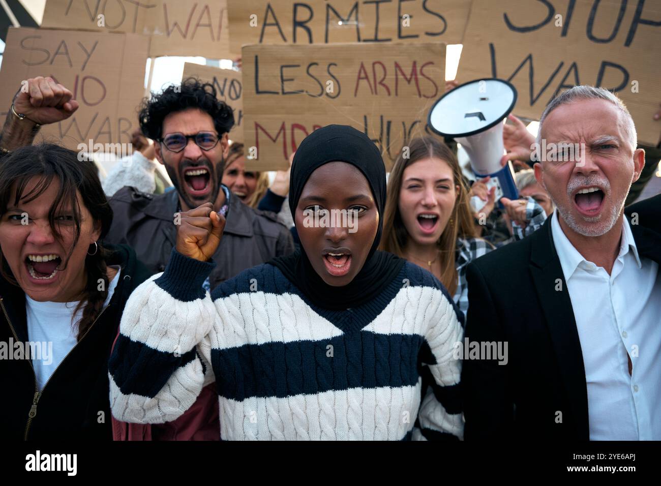 Angry crowd violence hi-res stock photography and images - Alamy