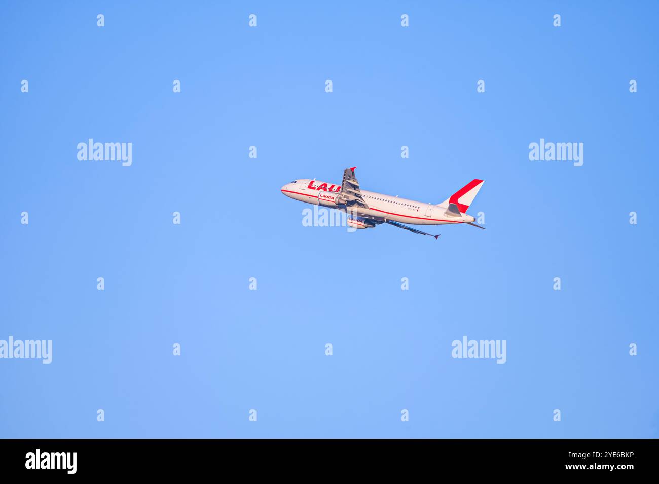 Lower view passenger airplane flying hi-res stock photography and ...