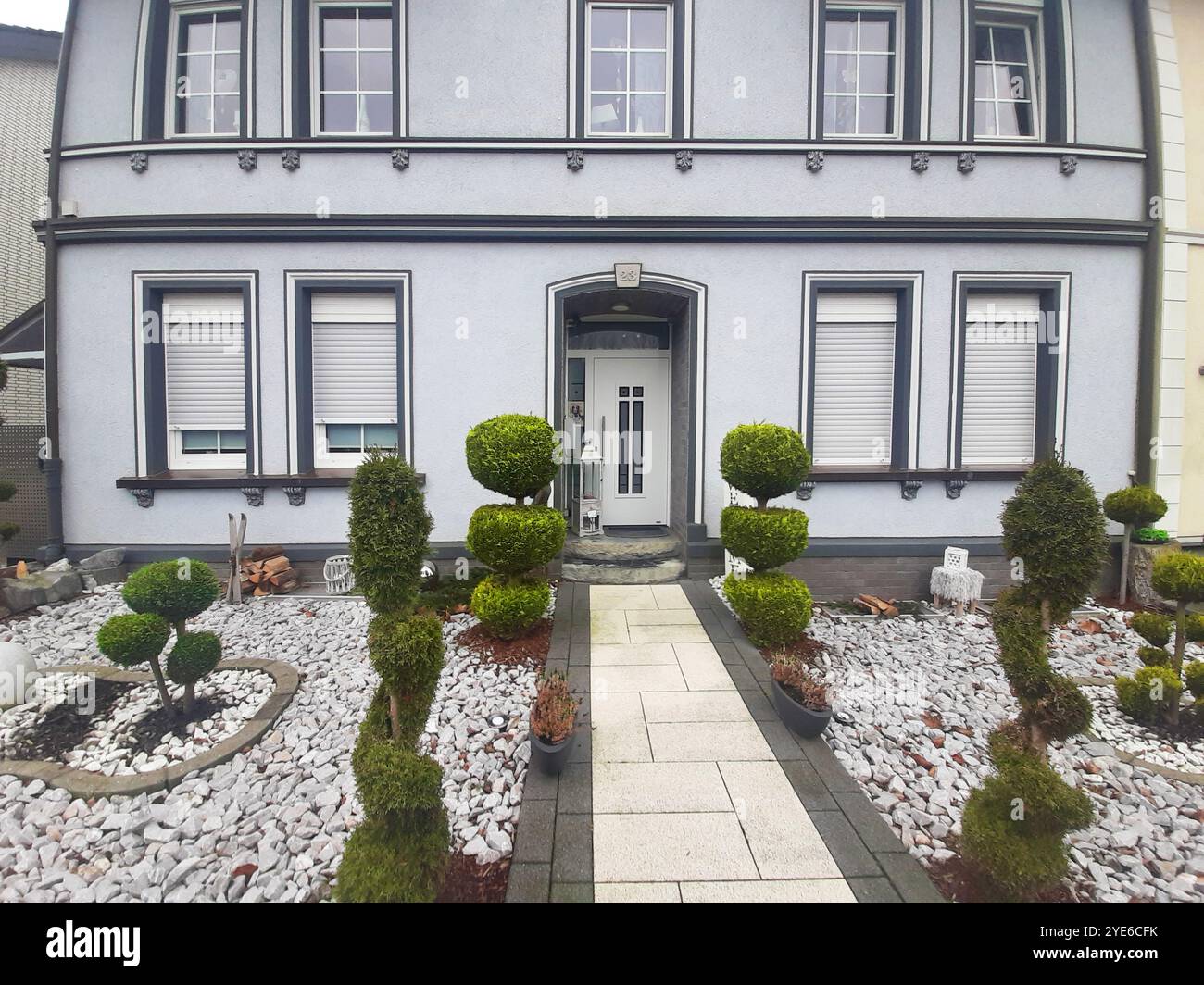 Boxwood front yard hi-res stock photography and images - Alamy