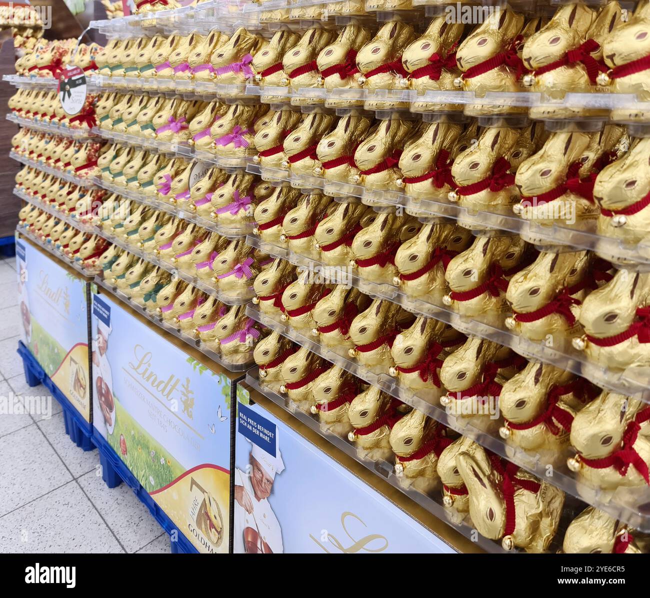 many golden chocolate Easter bunnies in a supermarket Stock Photo - Alamy