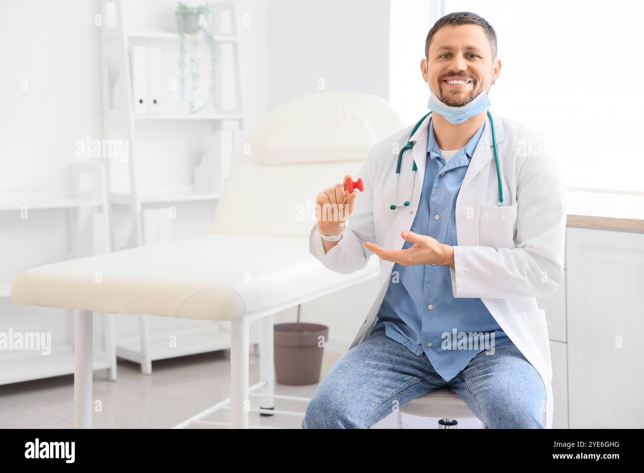 Male endocrinologist with thyroid gland model in clinic Stock Photo - Alamy