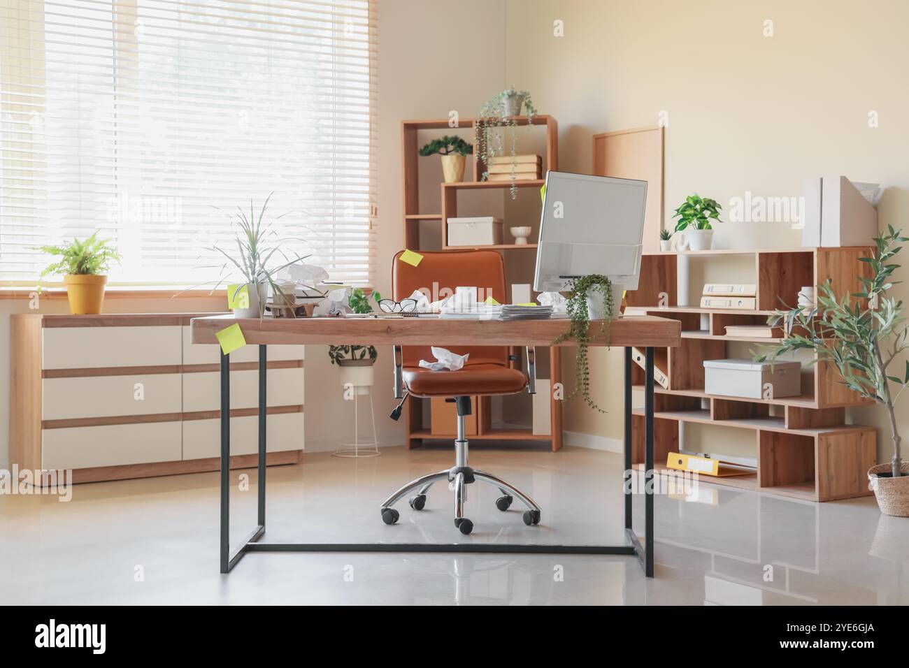 Interior messy office workplace hi-res stock photography and images - Alamy