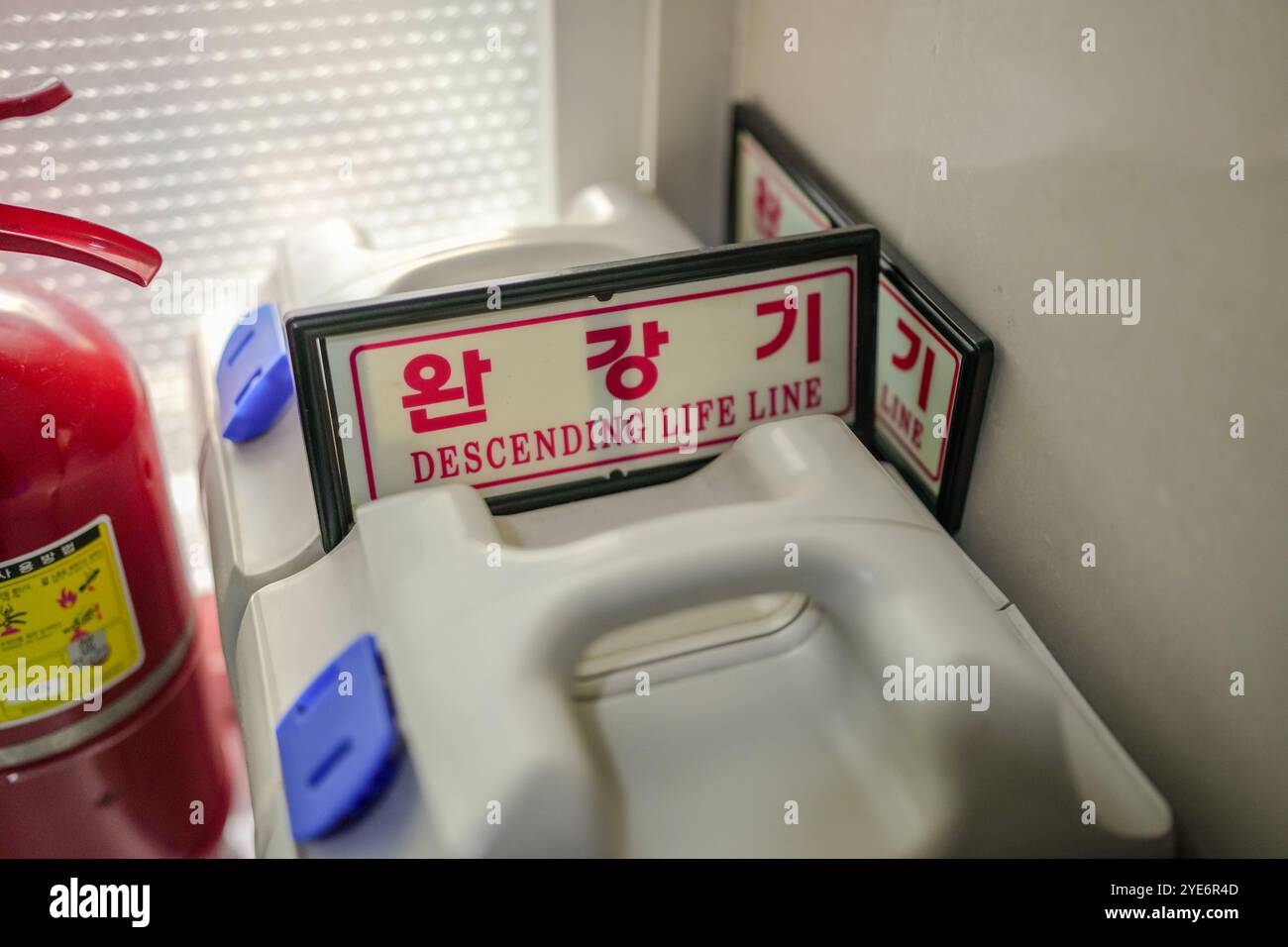 Sign that says descending life line. It is in a foreign language. There ...