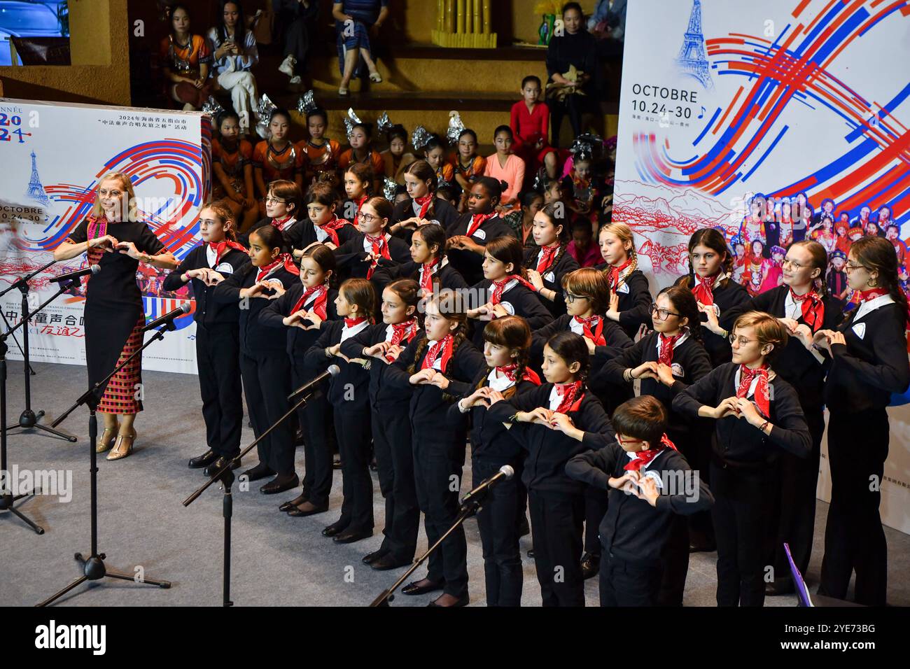 Paris Children's Choir sang "The Moon Represents My Heart" in Chinese ...