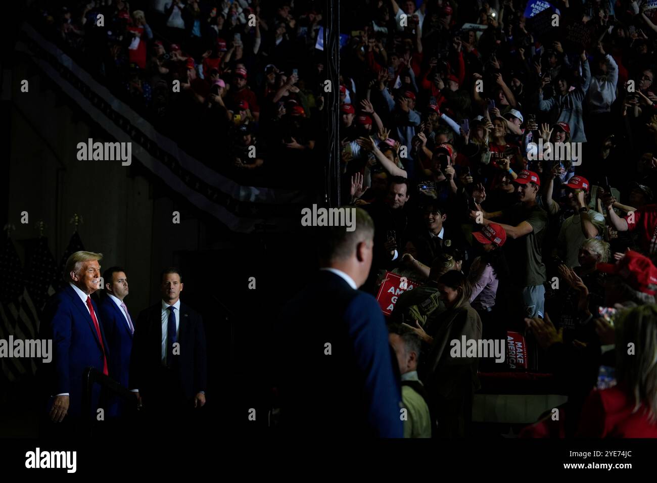 Republican presidential nominee former President Donald Trump, left ...