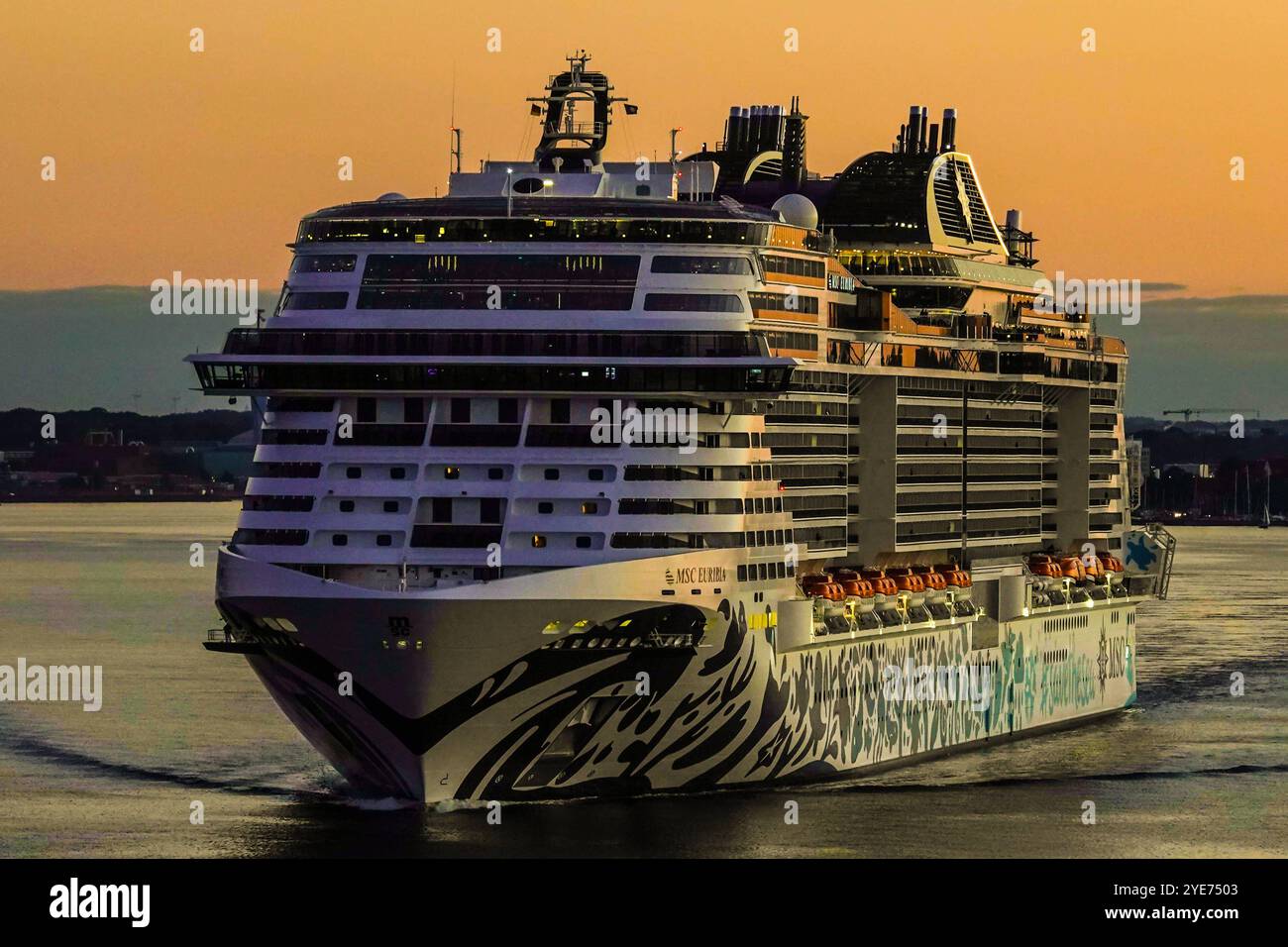 Symbolbild Die MSC Euribia bei Sonnenuntergang, beeindruckendes modernes Kreuzfahrtschiff mit ...