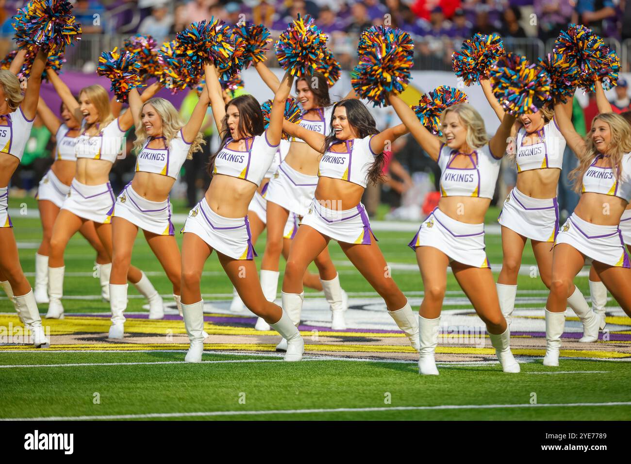 Minnesota Vikings cheerleaders perform before an NFL football game ...
