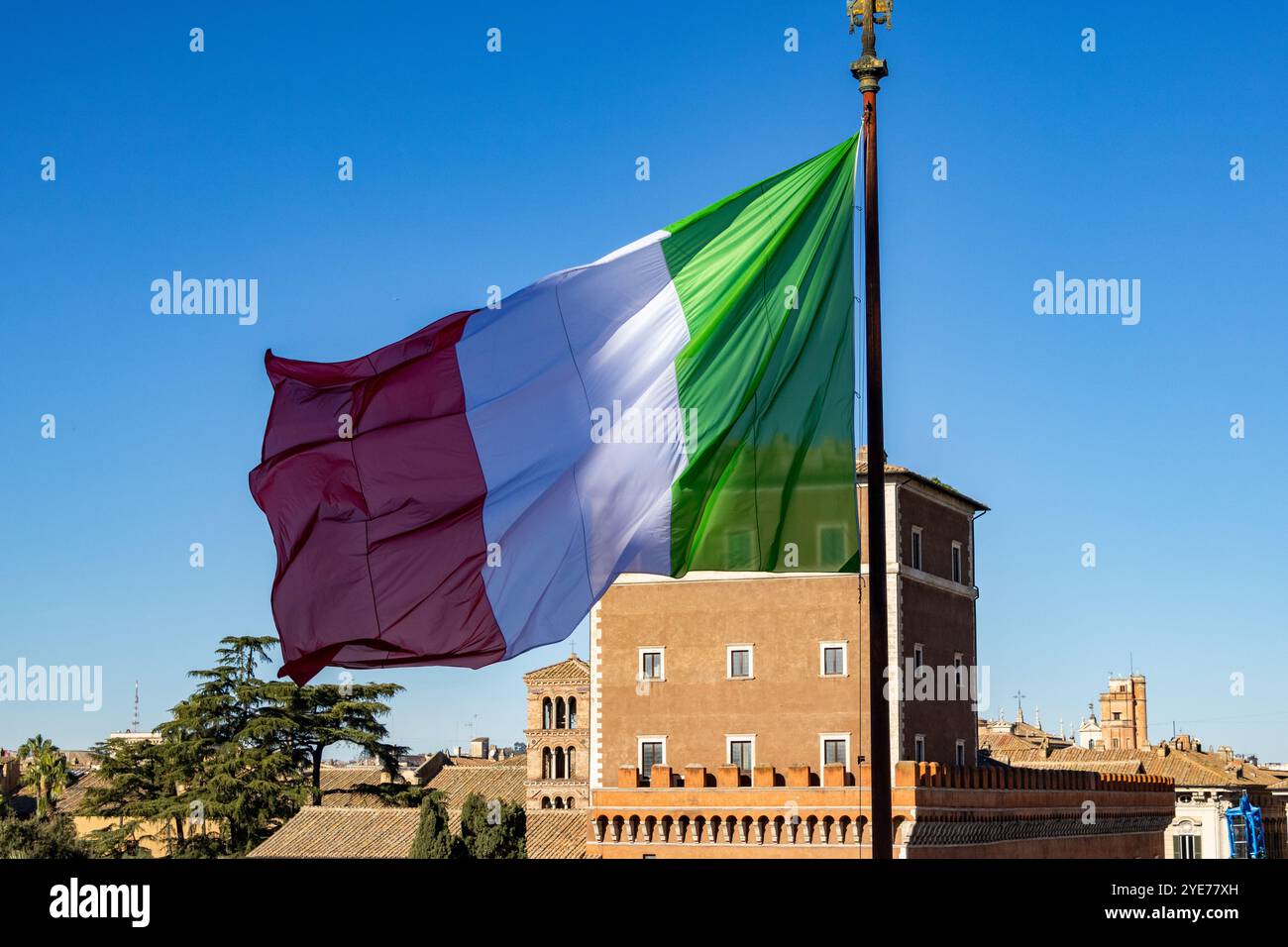 Bandiera italiana. Vista dal Monumento a Vittorio Emanuele II a Roma ...