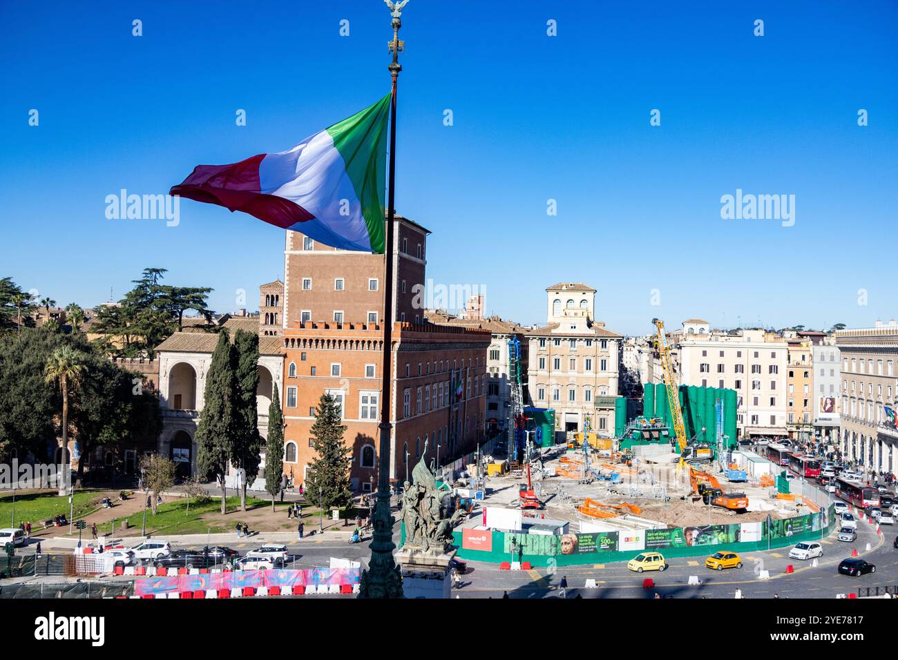Bandiera italiana. Vista dal Monumento a Vittorio Emanuele II a Roma ...