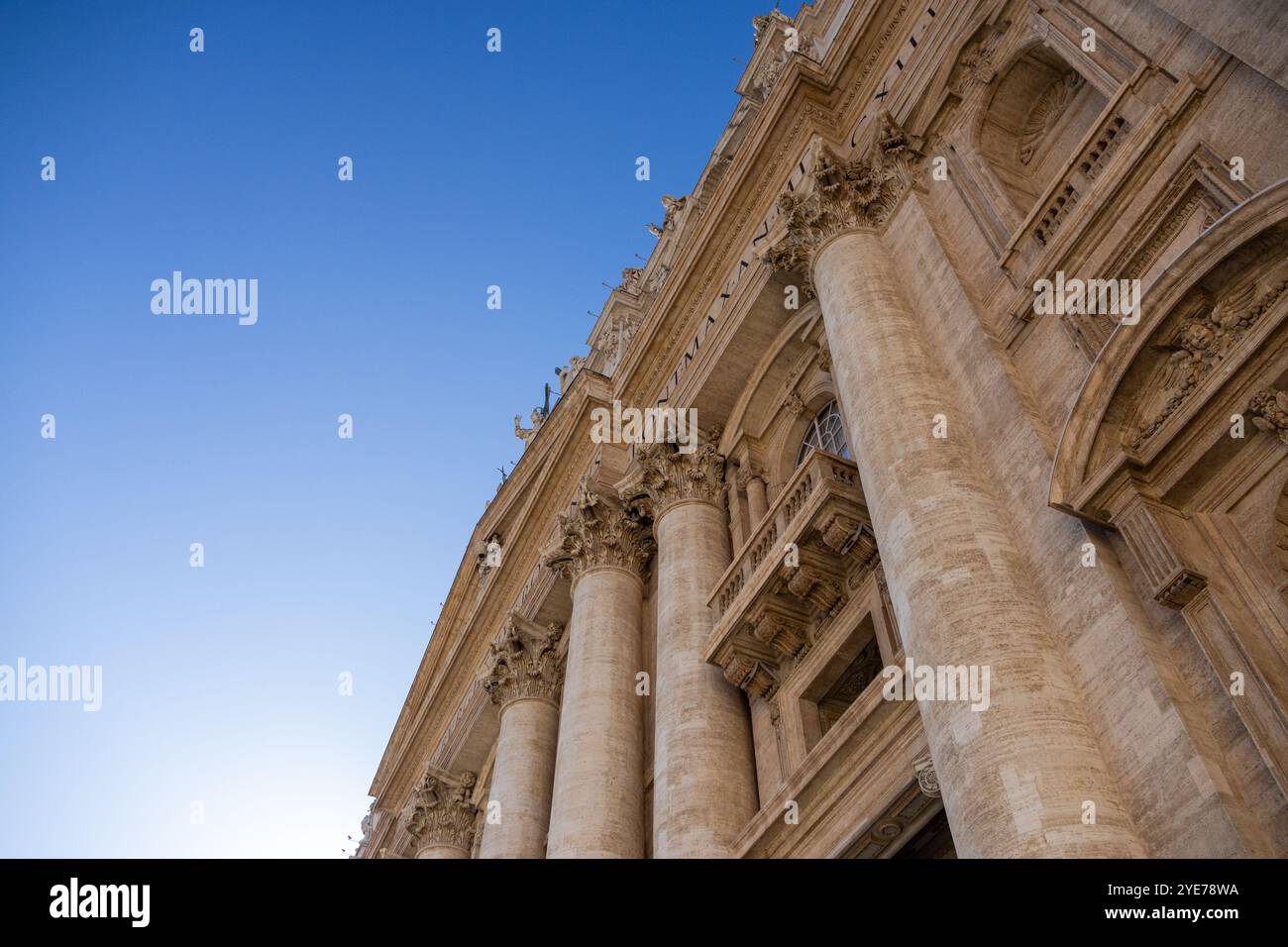 Piazza San Pietro con Basilica di San Pietro a Roma, Città del Vaticano ... Piazza San Pietro con Basilica di San Pietro a Roma, Città del Vaticano ...