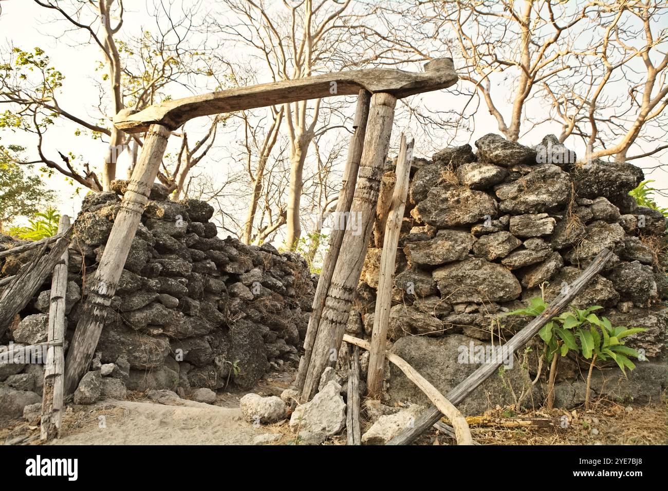 Traditional gate architecture hi-res stock photography and images - Alamy