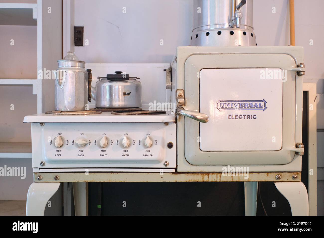 Old electric stove hi-res stock photography and images - Alamy