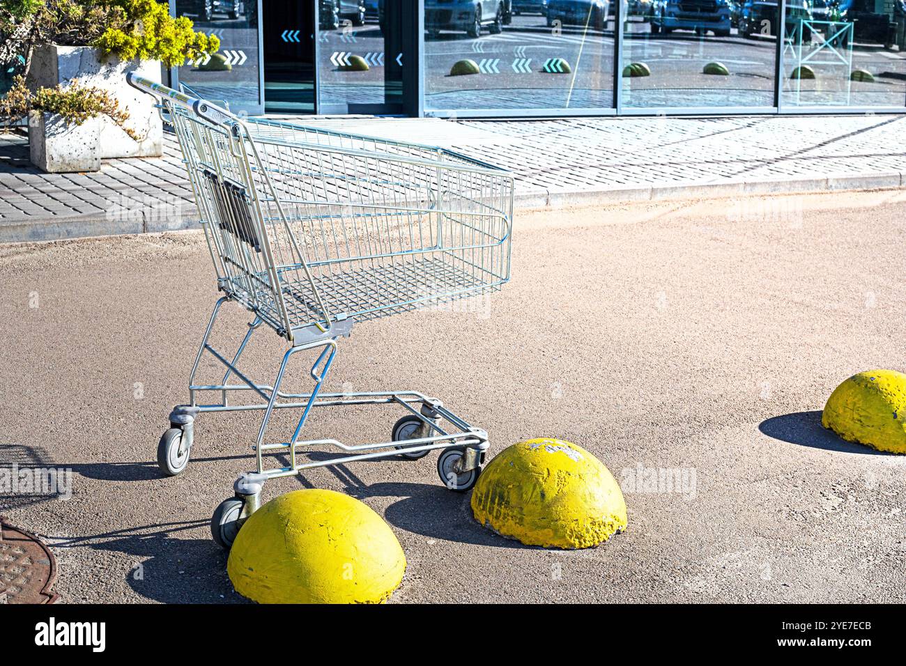 empty shopping cart outside near supermarket doors Stock Photo - Alamy