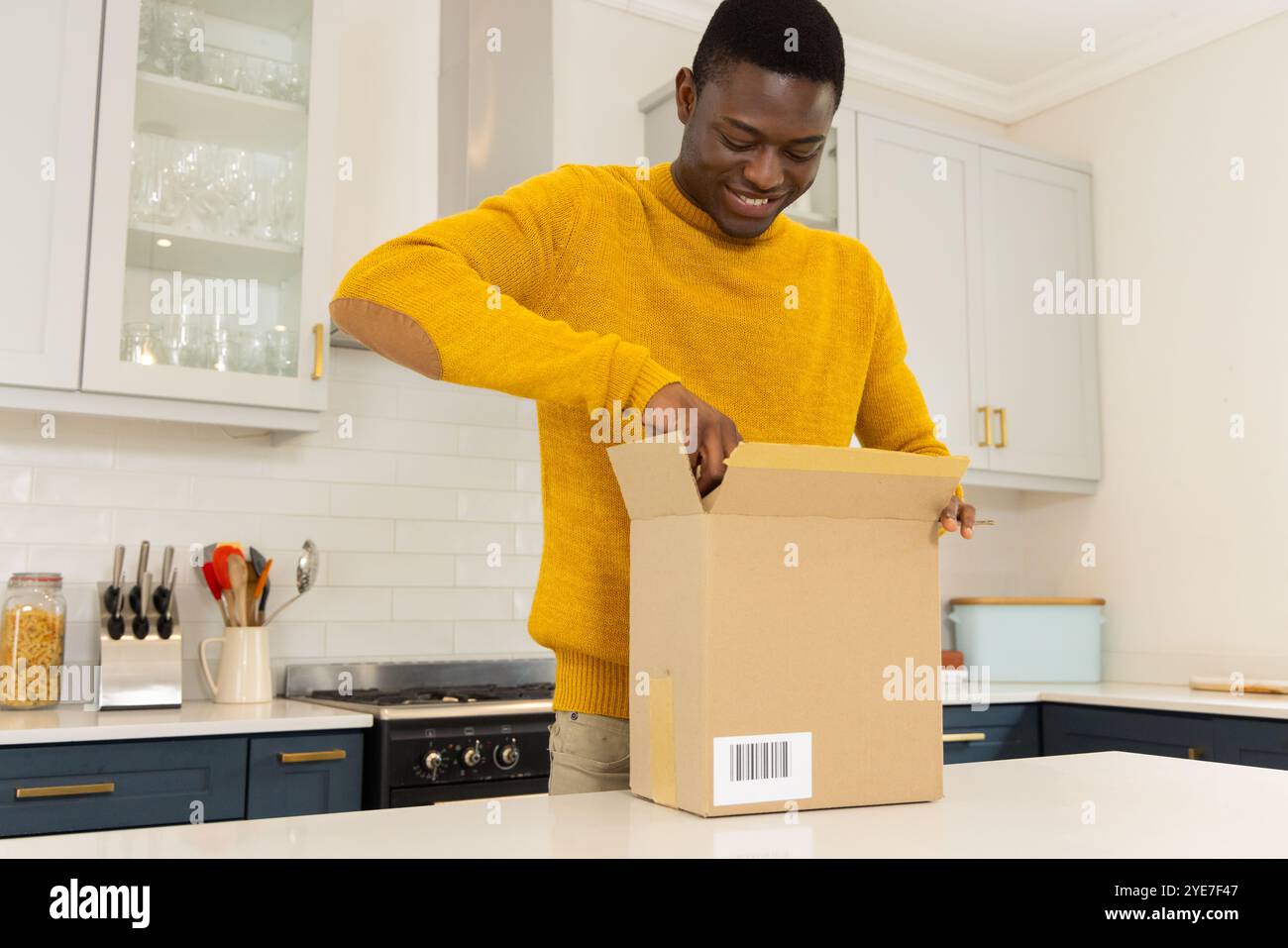 Smiling delivery man package hi-res stock photography and images - Alamy