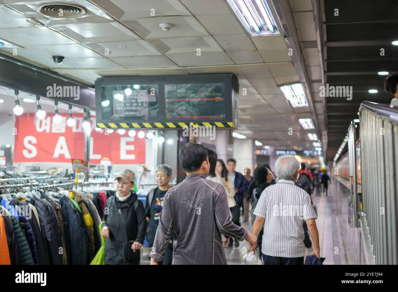 Inside Jongno 3-ga subway station near Changgyeonggung-ro, Jongno-gu ...