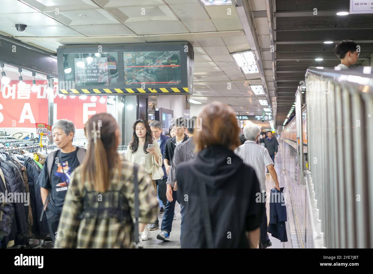 Inside Jongno 3-ga subway station near Changgyeonggung-ro, Jongno-gu ...