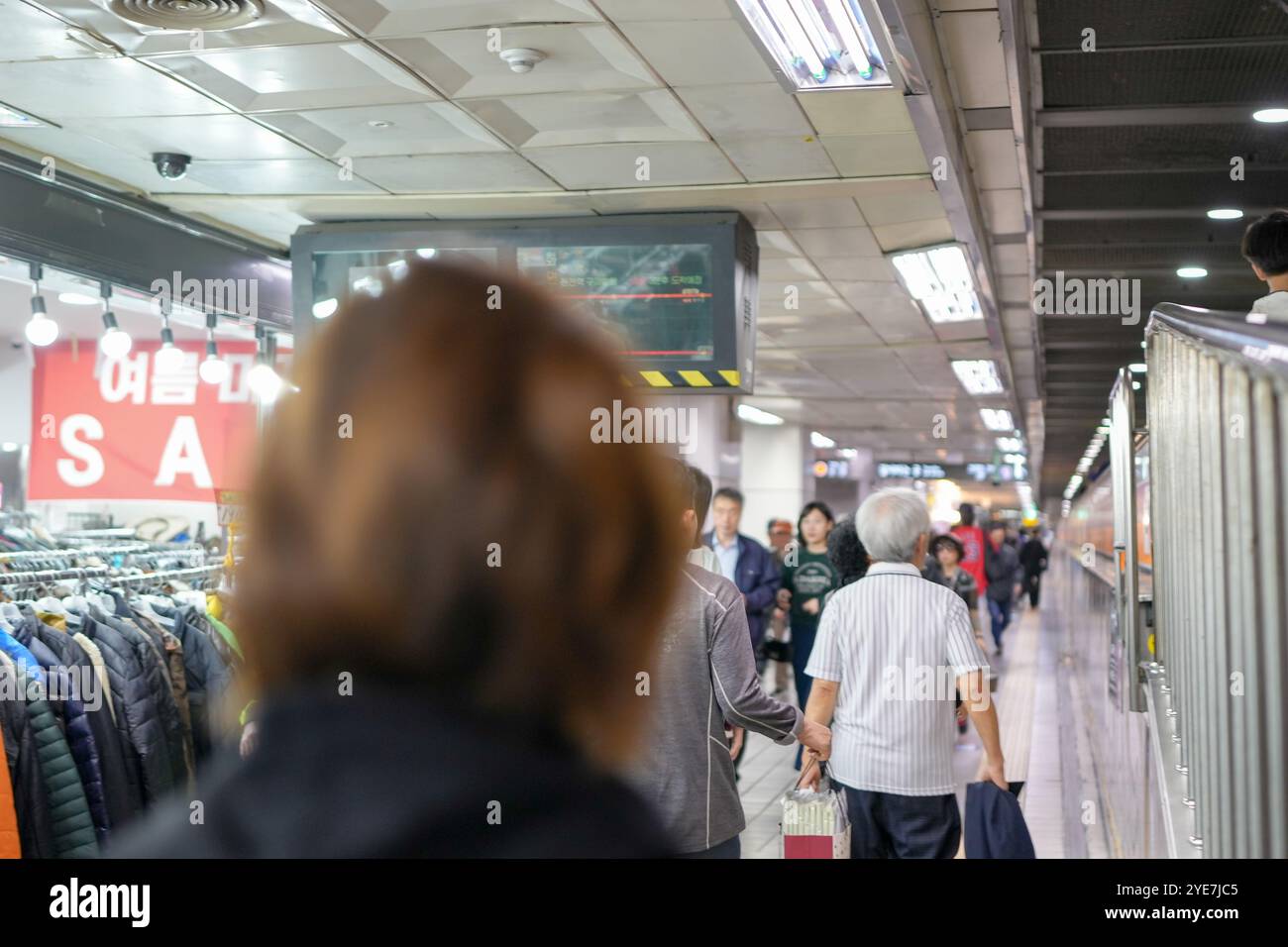 Inside Jongno 3-ga subway station near Changgyeonggung-ro, Jongno-gu ...