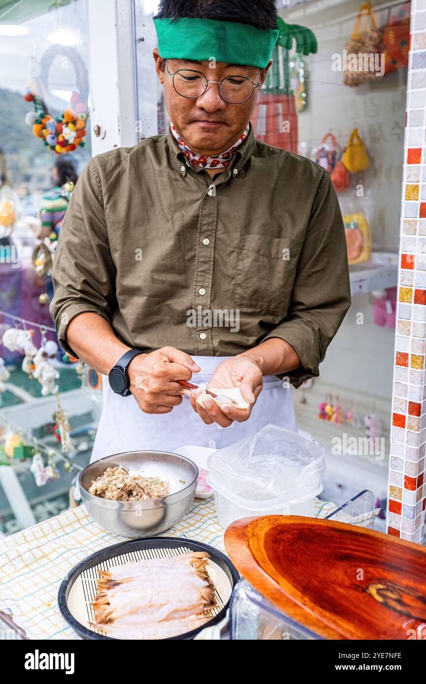 Korean man cooking traditional Korea Dim Sum on the market in Busan ...