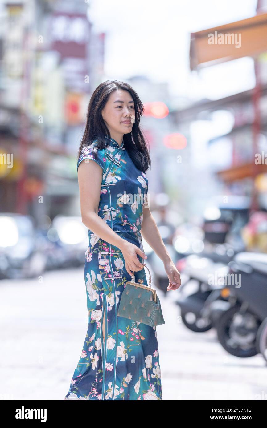 Woman wearing traditional taiwanese hi-res stock photography and images ...