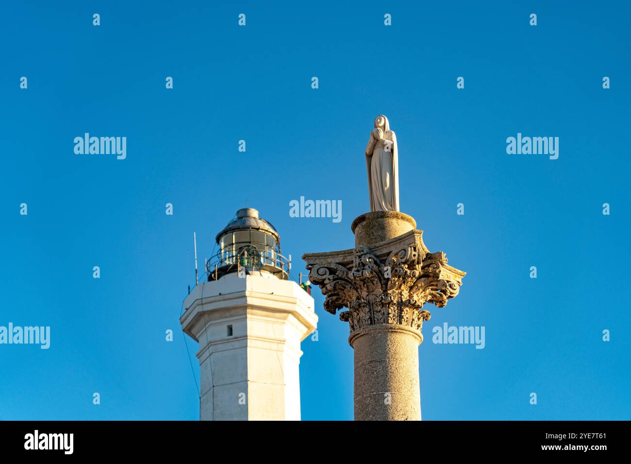 Mariensäule und Leuchtturm in Santa Maria di Leuca, Apulien, Italien ...