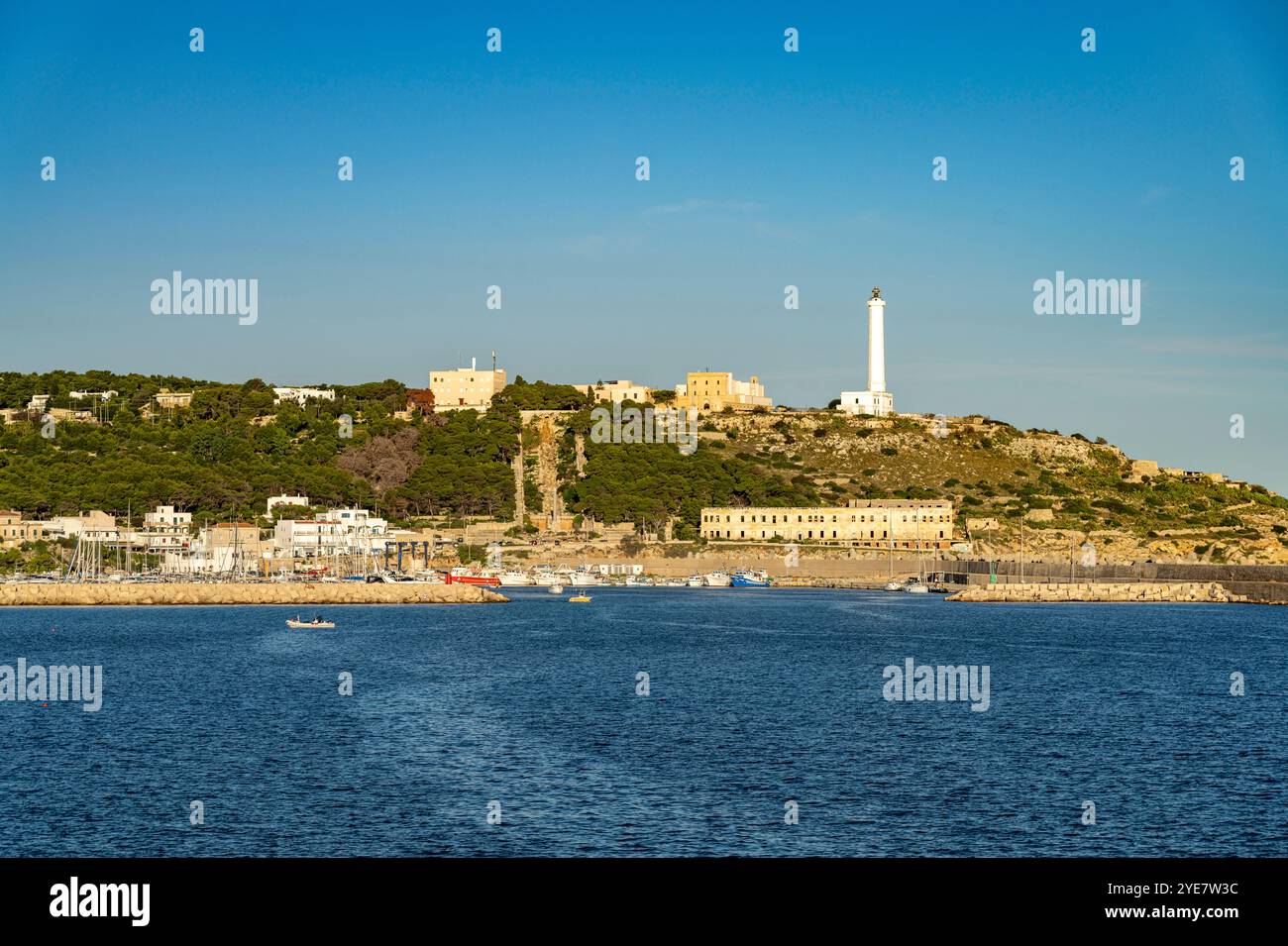Santa Maria di Leuca Stadtansicht mit Hafen und Leuchtturm in Santa ...