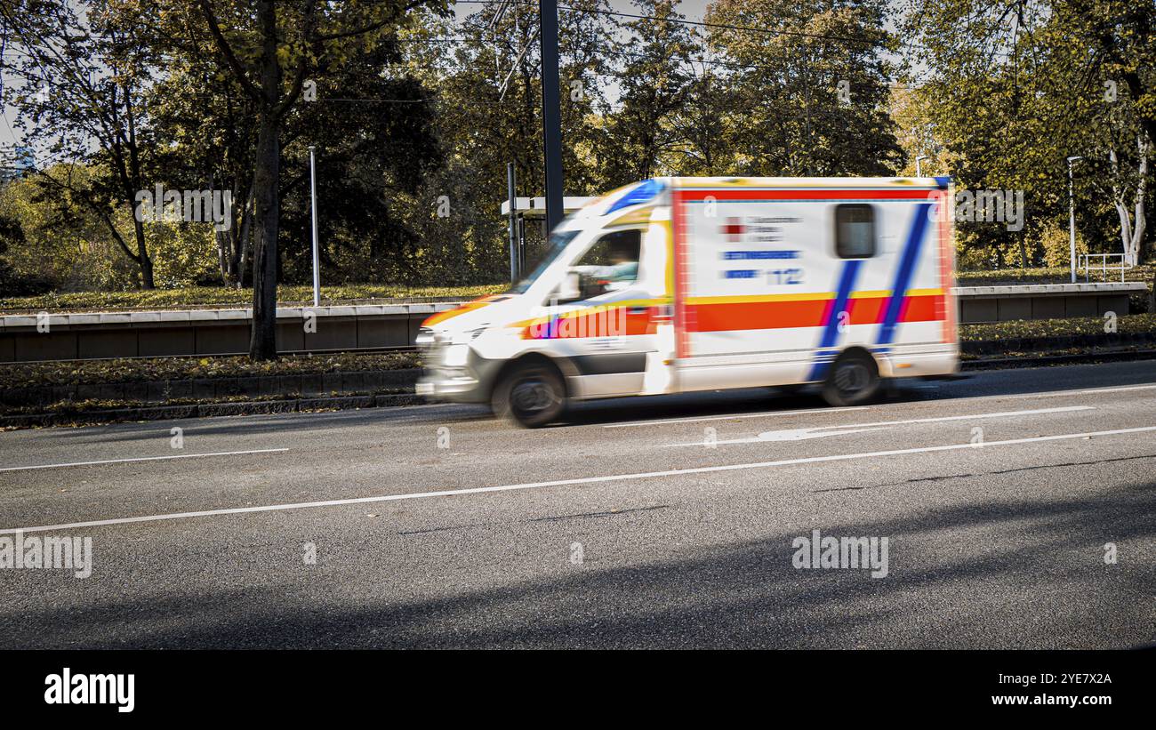 Emergency doctor, emergency ambulance, RTW, ambulance, rescue, ambulance, movement effect, speed ...