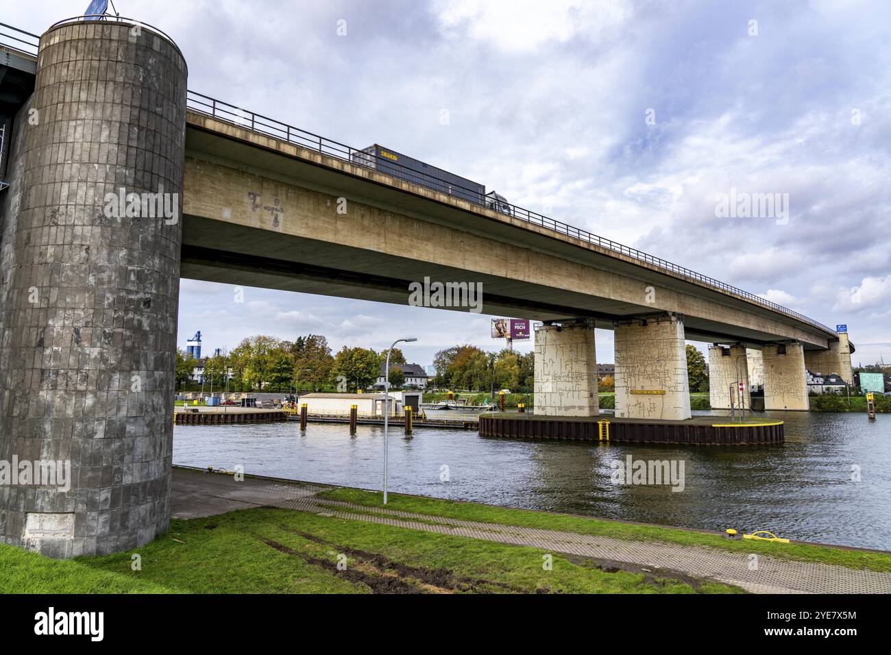 The Berlin Bridge, motorway A59, over the Duisburg port area, 1.8 km ...