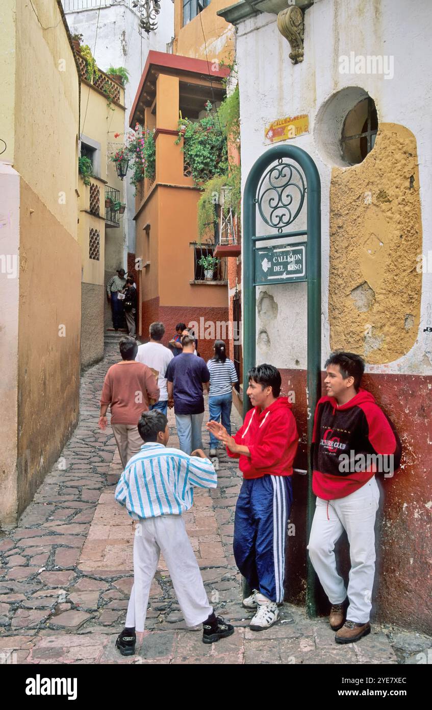 Callejon del beso guanajuato, mexico hi-res stock photography and images - Alamy