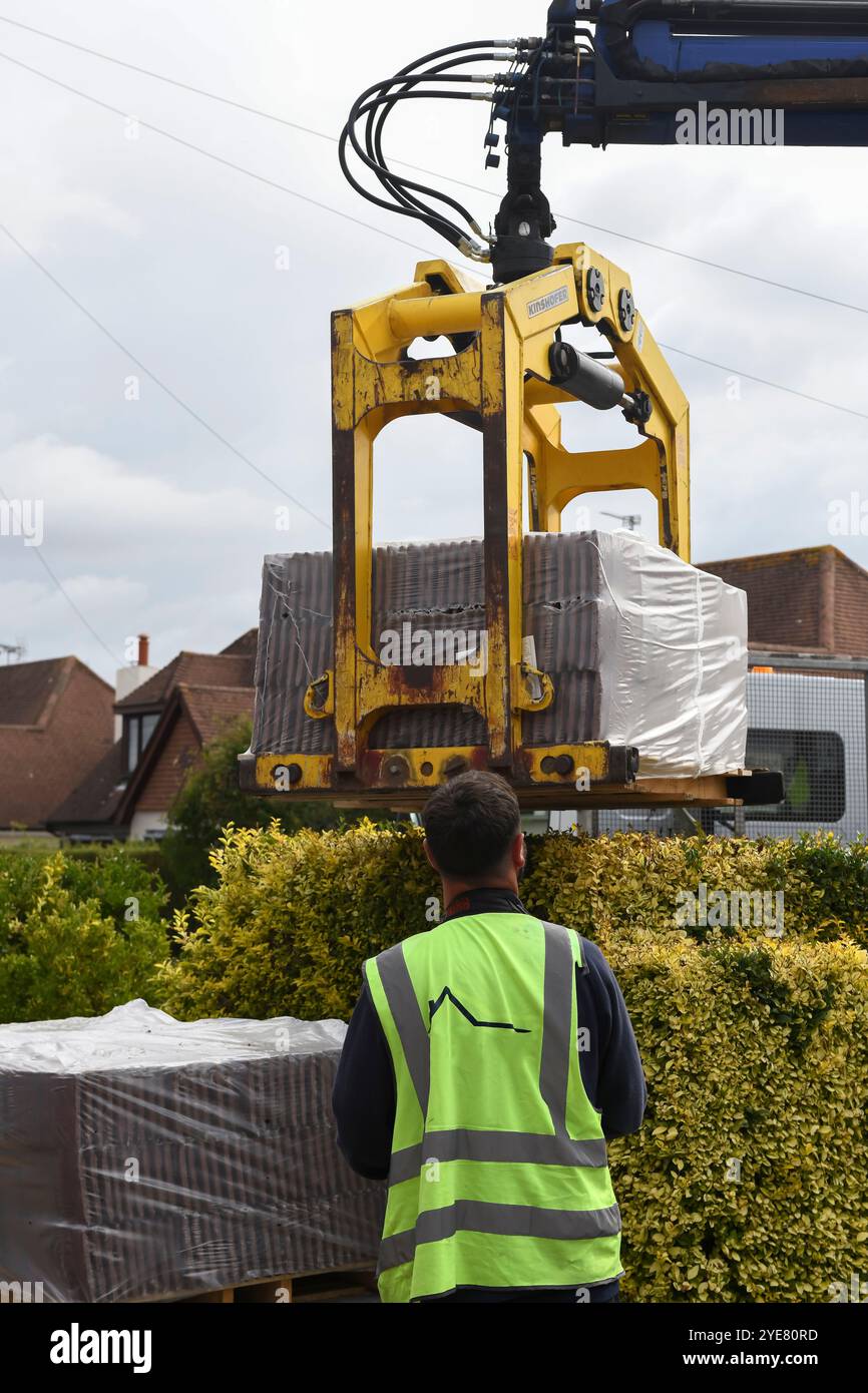 Lorry uploading hi-res stock photography and images - Alamy