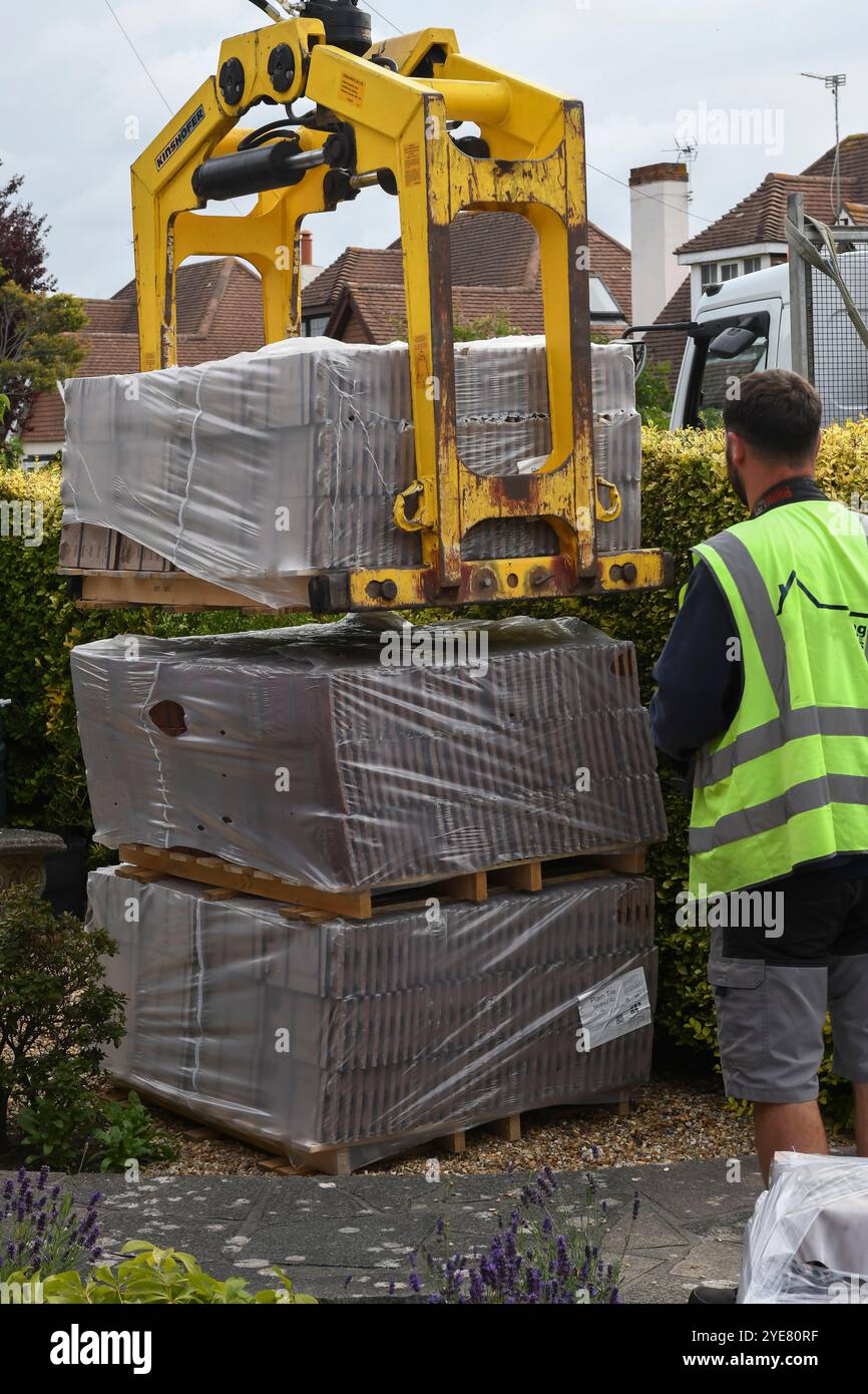 Lorry uploading hi-res stock photography and images - Alamy