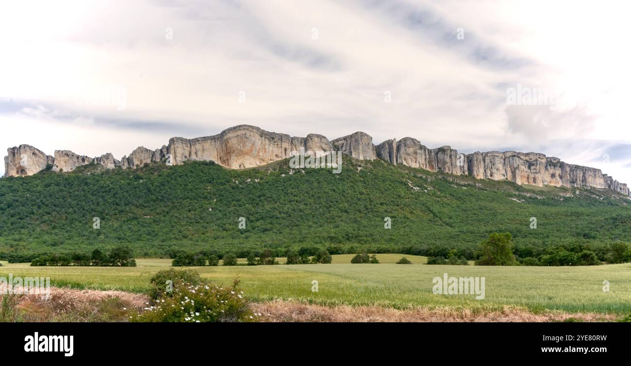 The Lóquiz mountain range is a strong structural relief in the iwest of ...
