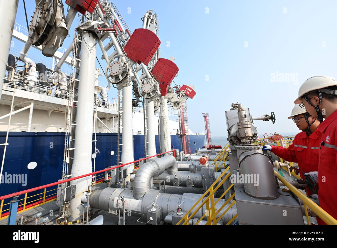 (241030) -- TIANJIN, Oct. 30, 2024 (Xinhua) -- Staff members check ...