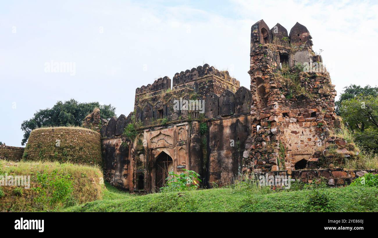 Ruined main gate of Dhamoni Fort, located in Sagar, Madhya Pradesh ...