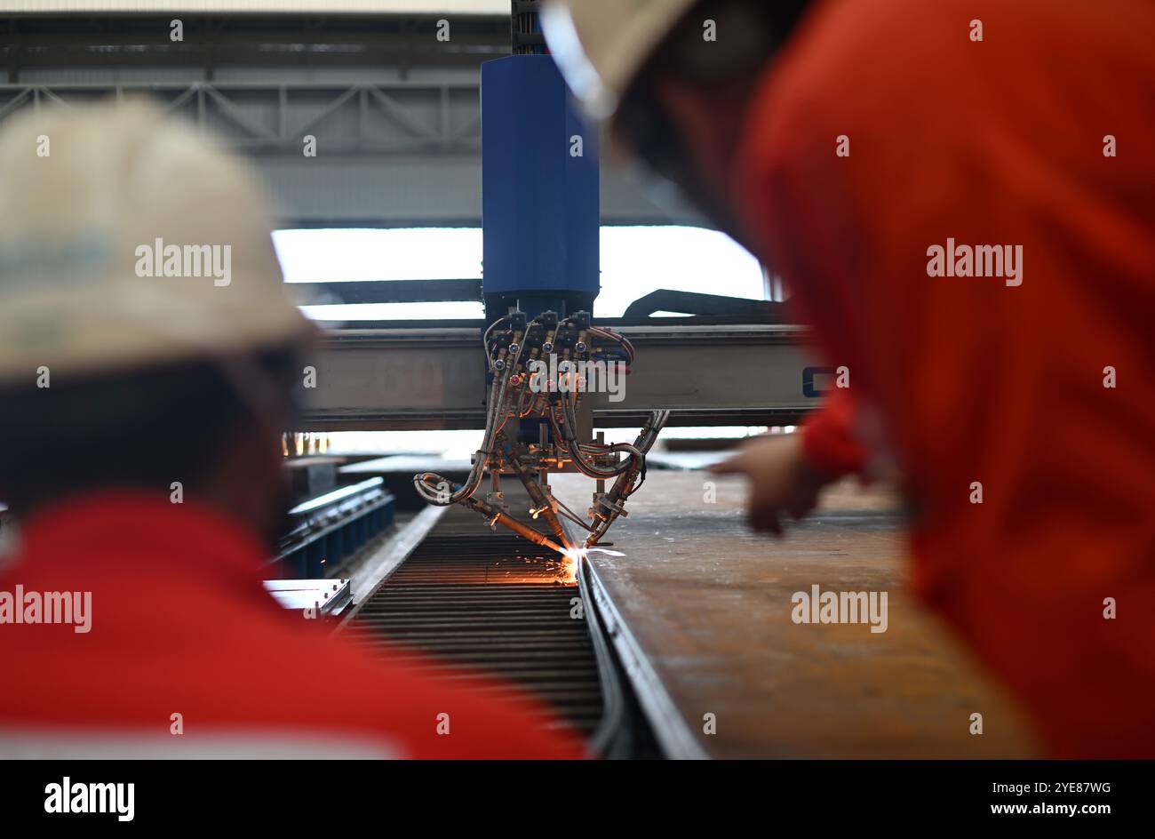 (241030) -- TIANJIN, Oct. 30, 2024 (Xinhua) -- Staff members debug a ...