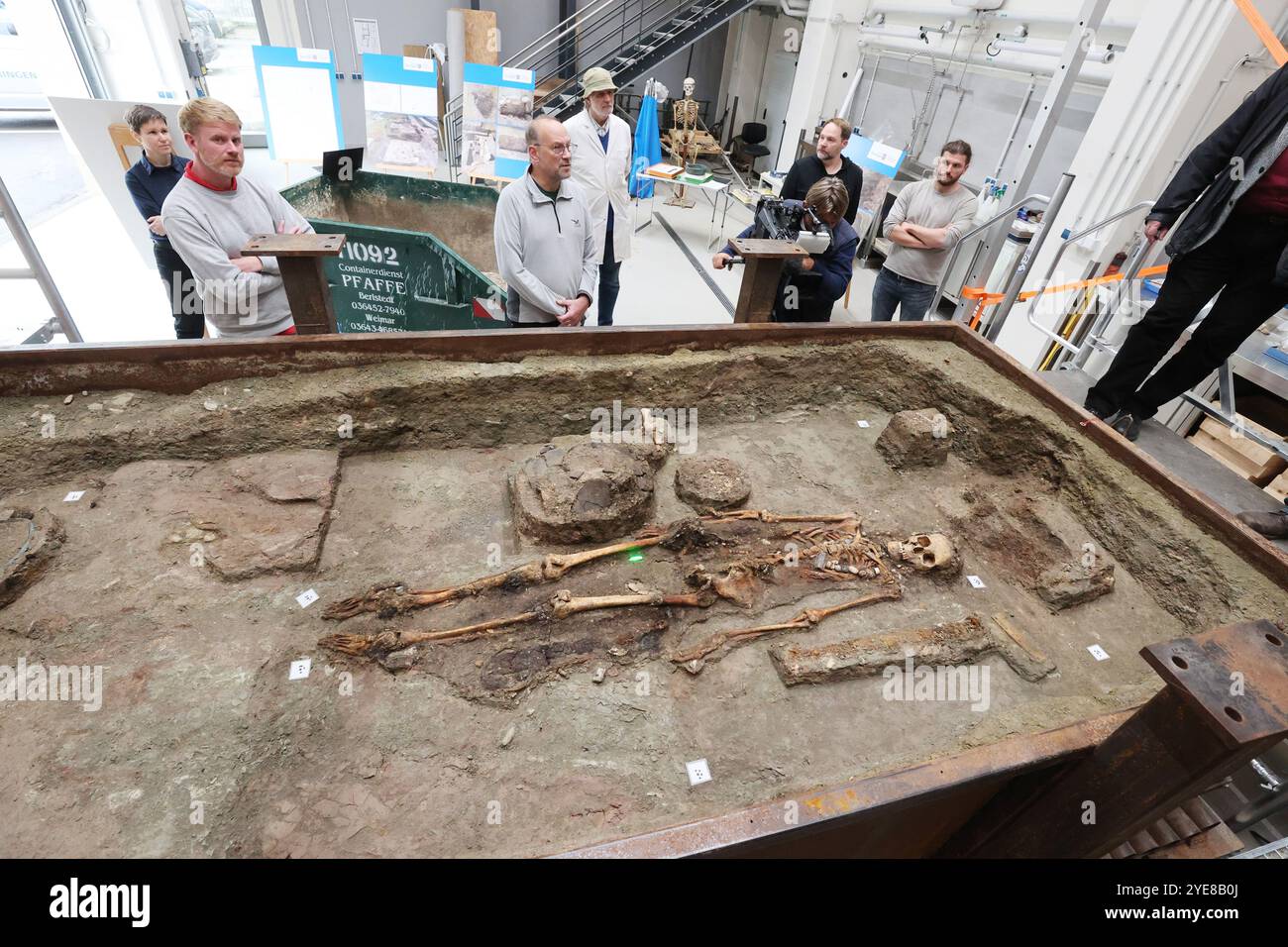Burial 25 30 year old woman hi-res stock photography and images - Alamy