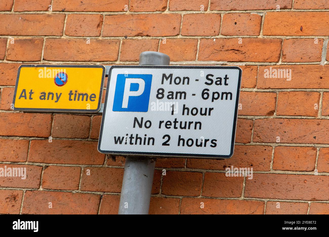 Two signs on pole hi-res stock photography and images - Alamy