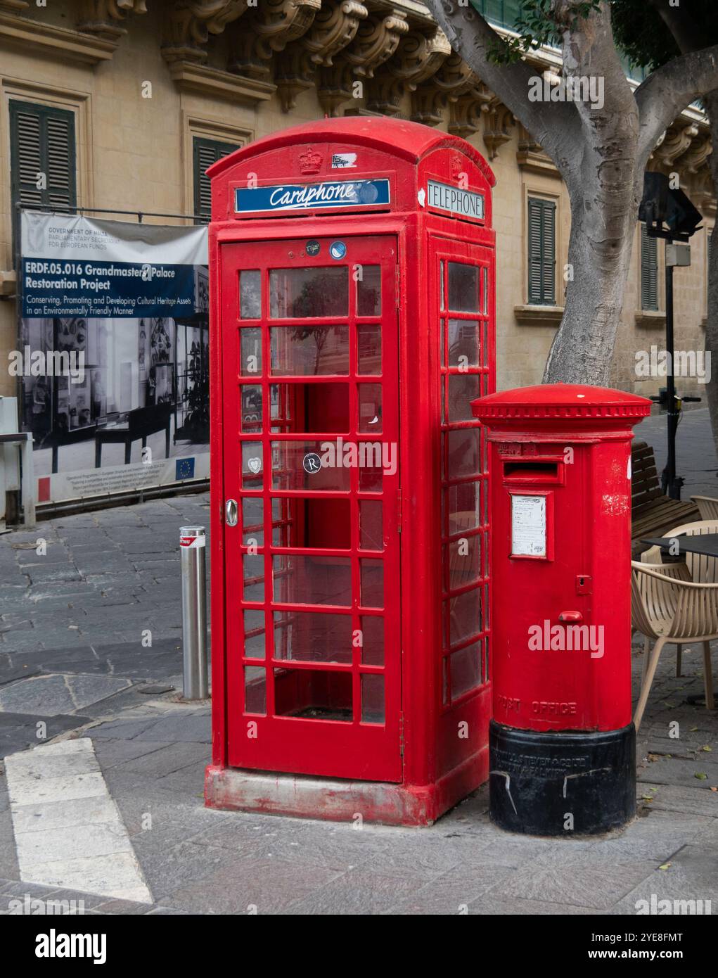 British style post box hi-res stock photography and images - Alamy