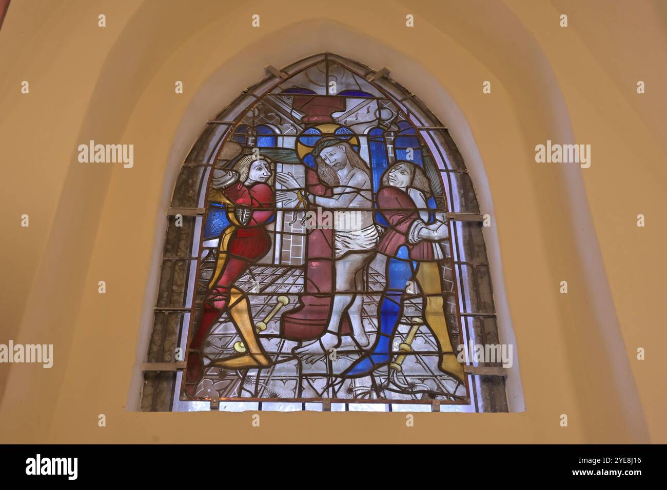Kirchenfenster, Darstellung der Geißelung Christi, Dorfkirche, Stralau, Friedrichshain, Berlin ...