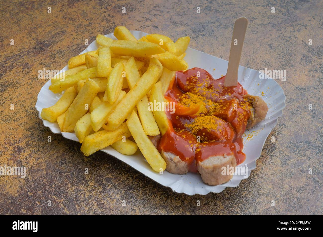 Berliner Currywurst mit Pommes *** Berlin currywurst with fries Stock ...