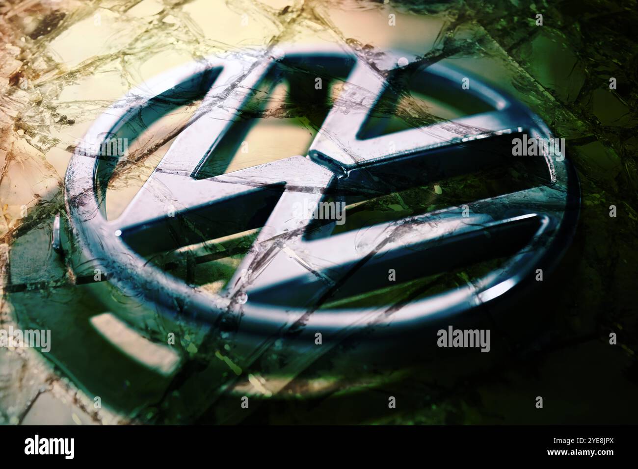 FOTOMONTAGE, VW-Zeichen im Schatten, Symbolfoto VW-Krise ...