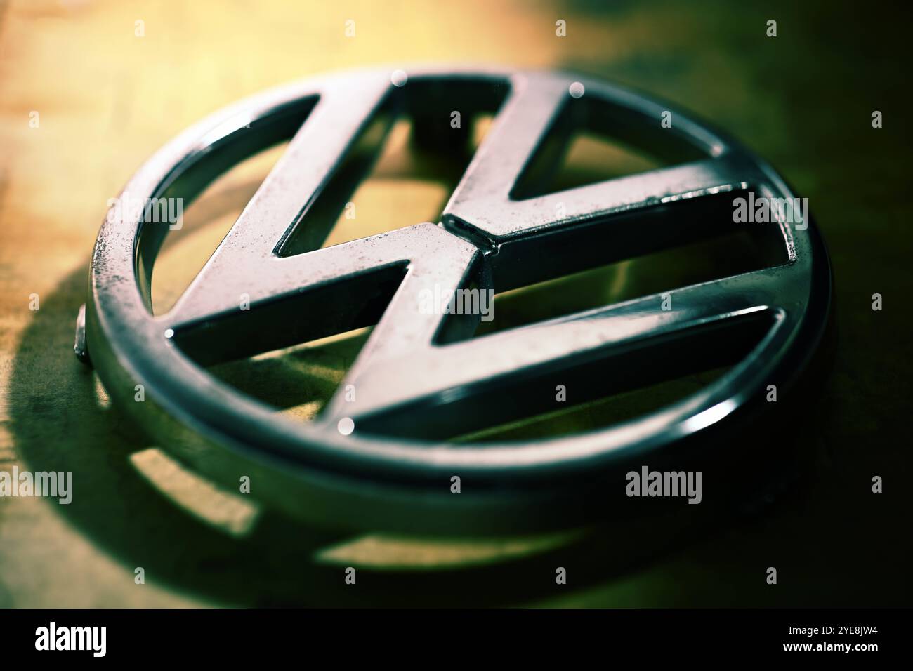 VW-Zeichen im Schatten, Symbolfoto VW-Krise *** VW sign in the shadow ...