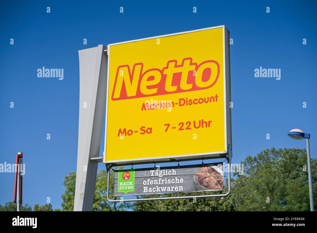 Netto Supermarkt, Schild, Werbung, Logo *** Netto supermarket, sign ...