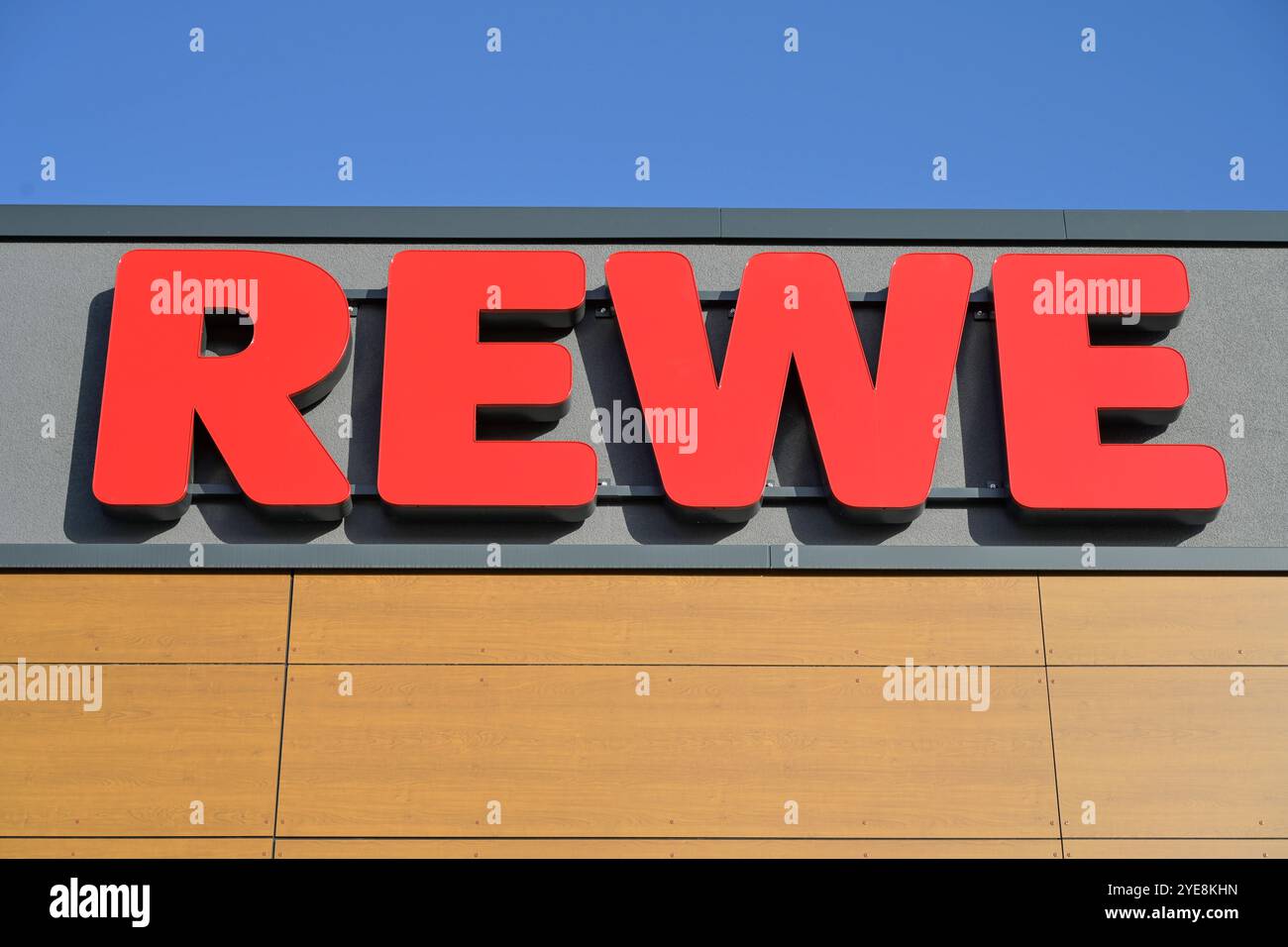 Logo, Rewe Supermarkt *** Logo, Rewe supermarket Stock Photo - Alamy
