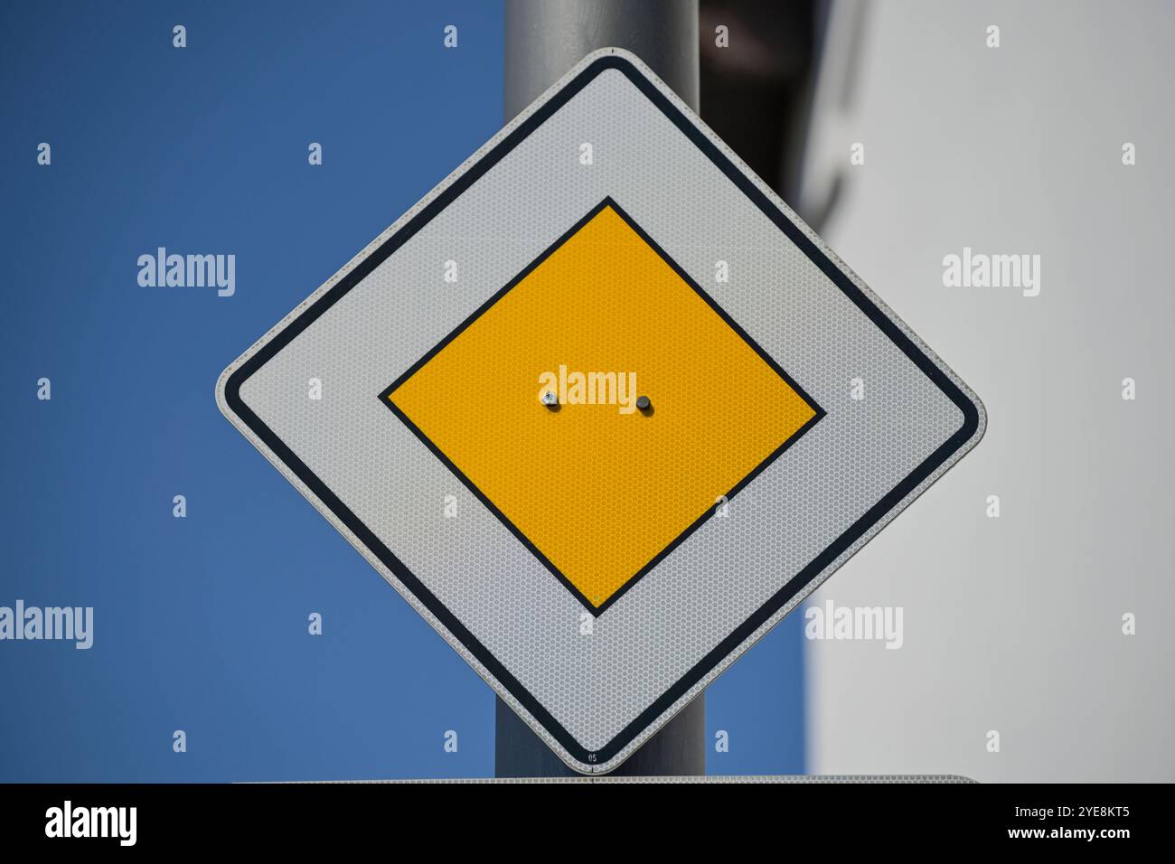 Schild Vorfahrtstraße *** Priority road sign Stock Photo - Alamy