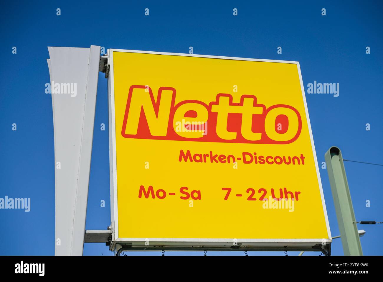 Netto Supermarkt, Schild, Werbung, Logo *** Netto supermarket, sign ...