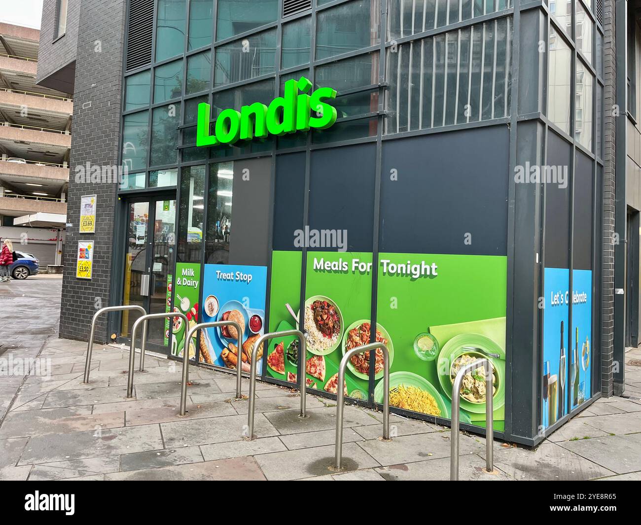 Londis signage hi-res stock photography and images - Alamy