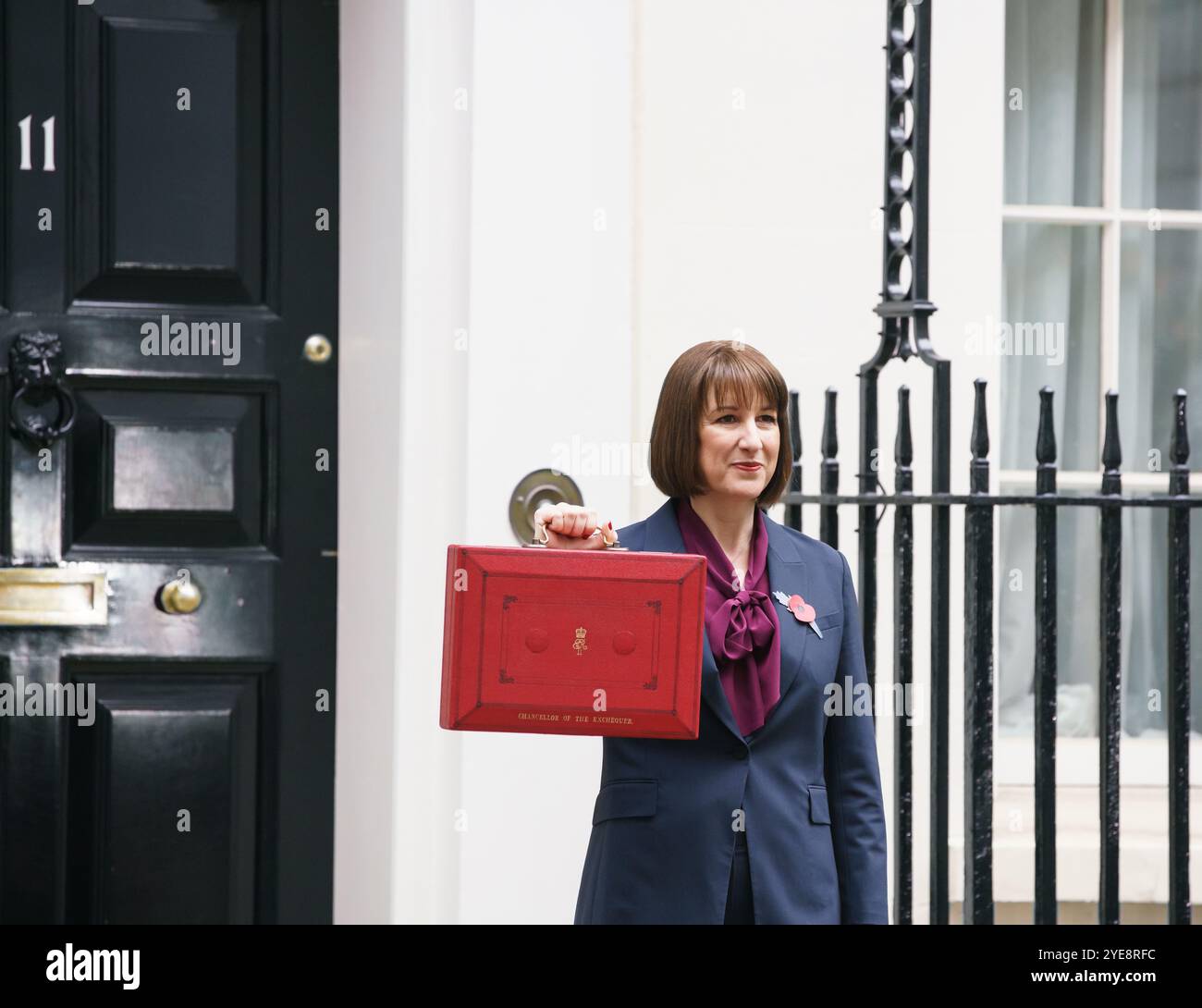 Chancellor rachel reeves briefcase hi-res stock photography and images ...
